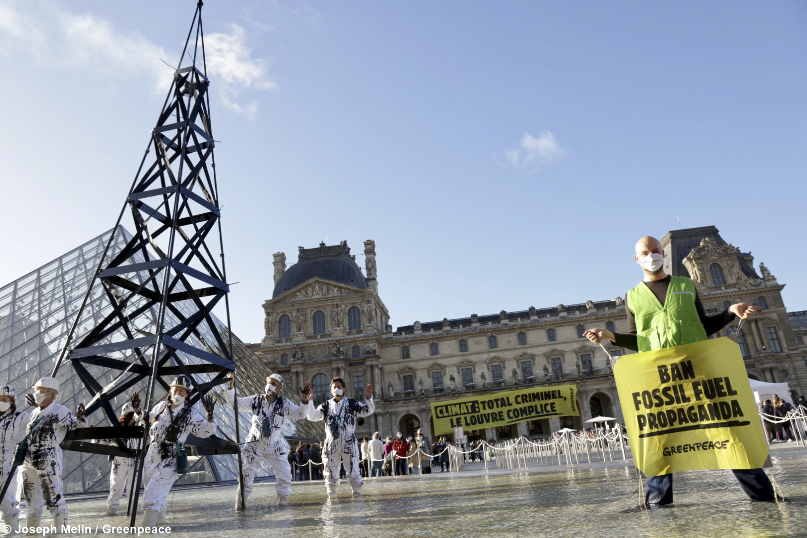 [Action] Greenpeace dénonce la complicité du Louvre avec l’activité ...