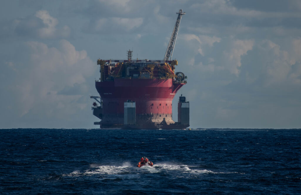 Des activistes de Greenpeace occupent une plateforme de Shell ...