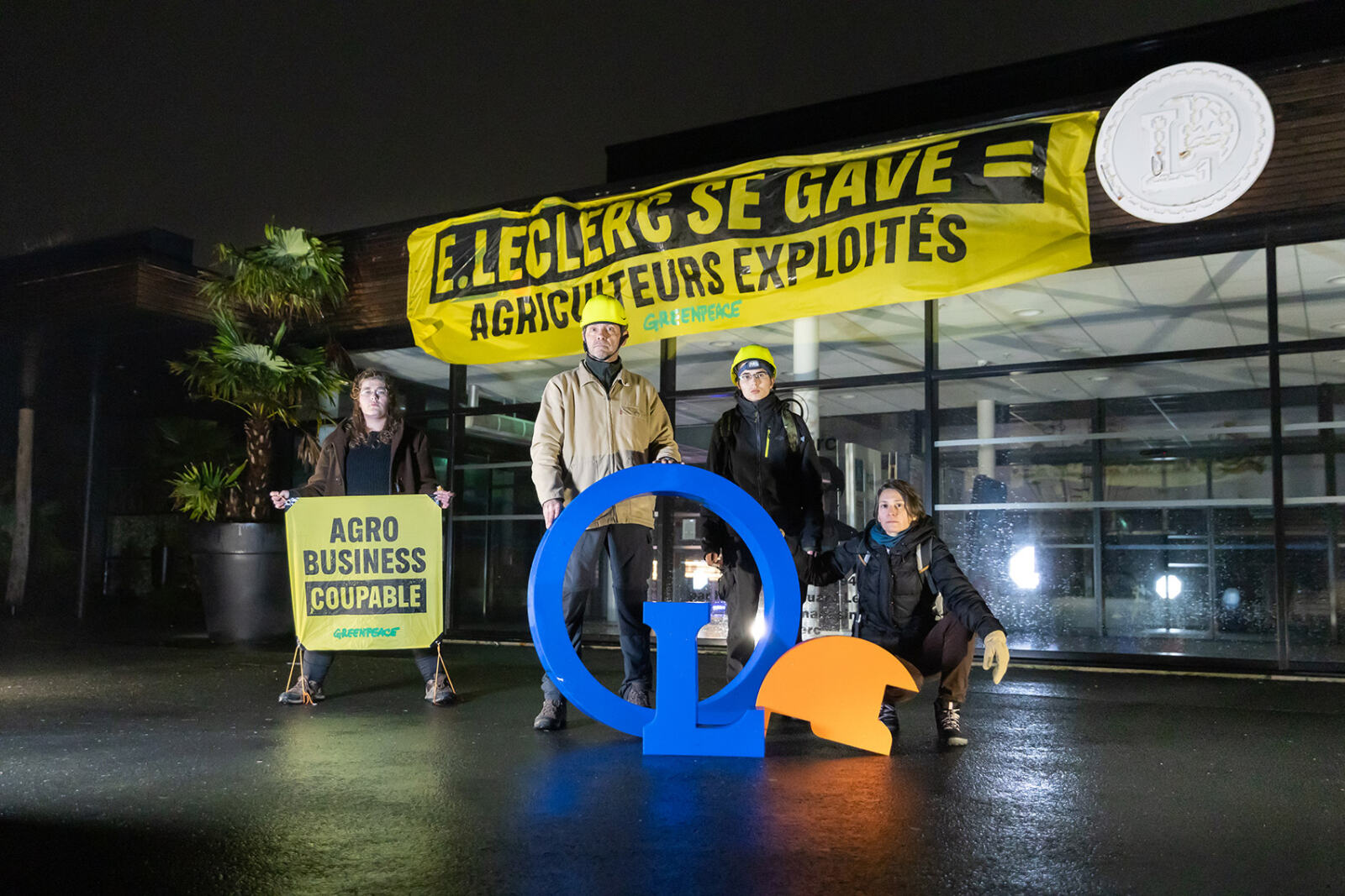 [Action] Crise agricole : Greenpeace dénonce les vrais responsables en déboulonnant les logos de ...