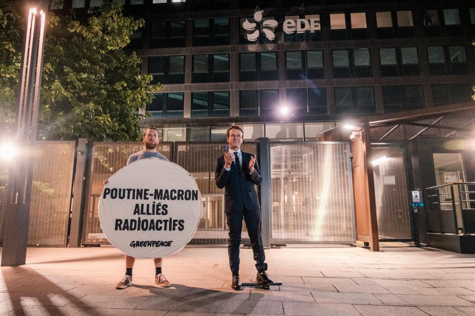 [ACTION] Business is Business – La statue d’Emmanuel Macron restituée ...