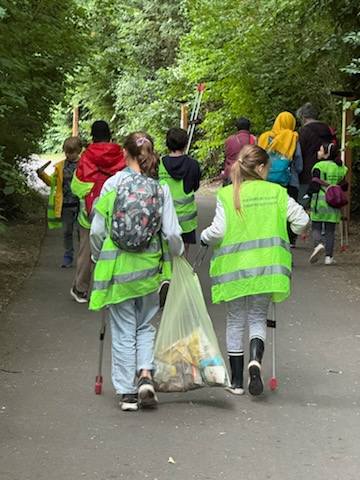 Chasse aux déchets avec les enfants du conseil municipal de la ville de ...